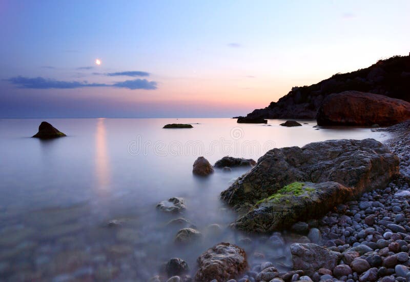 Moon Il Percorso Sopra Il Mare Di Notte Dopo Il Tramonto Immagine Stock ...