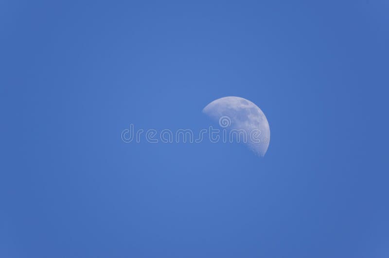 Moon no azul imagem de stock. Imagem de céu, azul, lunar - 19651727