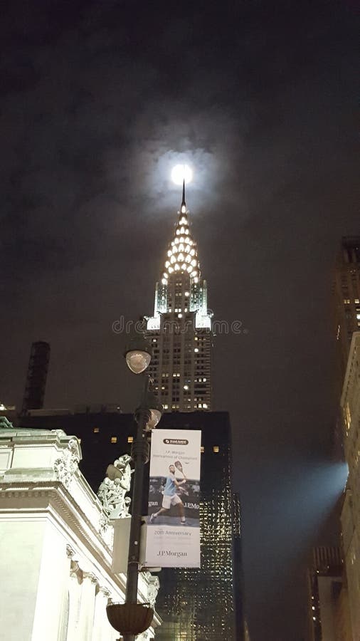 The Moon Over the Chrysler Building Editorial Stock Image - Image of ...