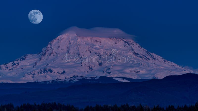 Full Moon at Mount Rainier, Washington State Stock Image - Image of ...