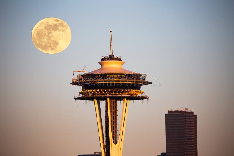 Moon over Seattle editorial stock photo. Image of downtown - 153062998