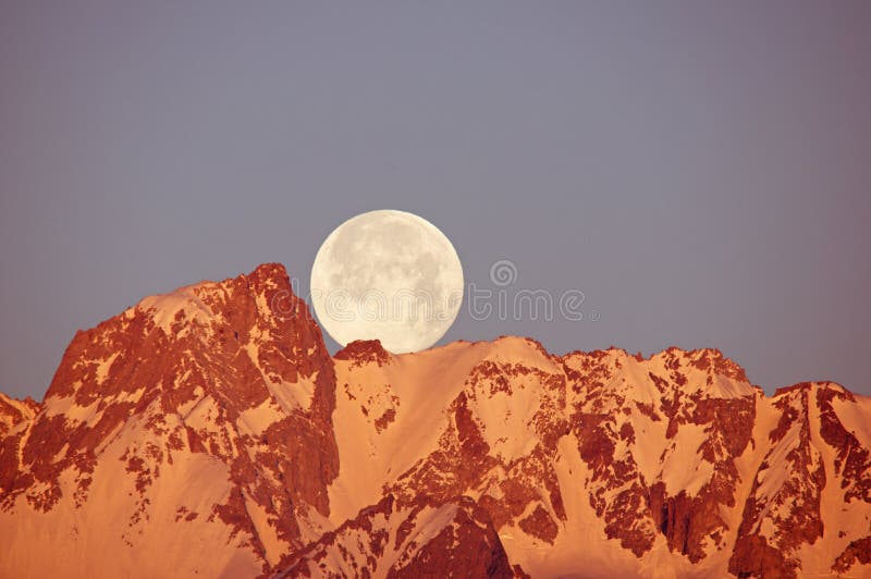 Moon Setting Behind Mountain Peek Stock Image - Image of redrock ...