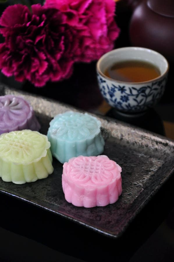 Mooncake Dulce Del Color En La Placa Negra Foto de archivo - Imagen de ...