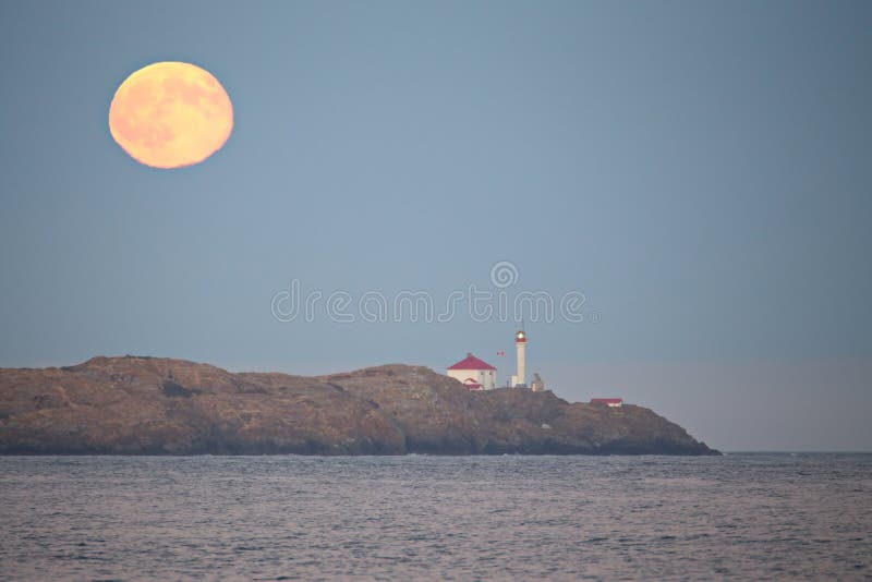 Moonrise over the Ocean stock photo. Image of waves, banks - 16974