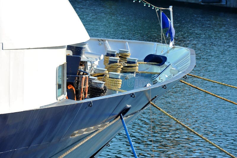 Mooring cleat with hawser stock photo. Image of mooring - 124432108