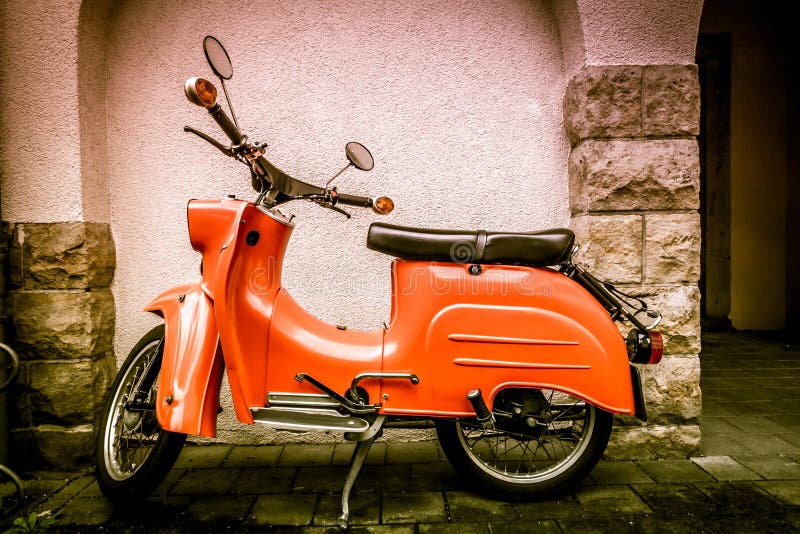 Moped Stockfotos und Bilder - Laden Sie 10,006 lizenzfreie Fotos herunter