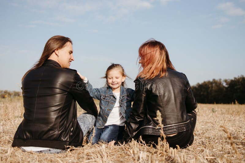 Mor Far Och Dotter Som Har Kul Utomhus Arkivfoto Bild Av Lycka