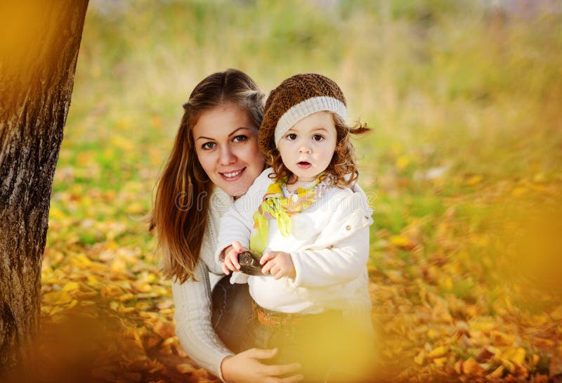 Mor och dotter i fall fotografering för bildbyråer. Bild av flicka ...