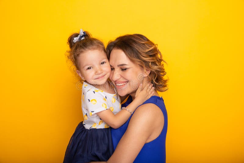 Mor Och Dotter Som Ler Och Har En Kram Arkivfoto - Bild av gulligt ...