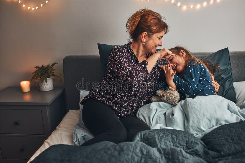 Mor Som Leker Med Sin Lilla Dotter I Sängen Och Som Har Kul Innan De