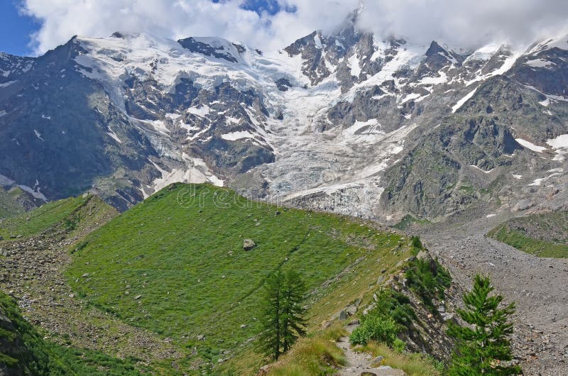 Moraine Glacial Con Las Nubes Foto de archivo - Imagen de verano, rocas ...