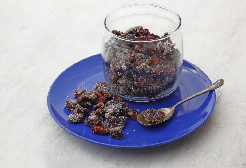 Morango Cristalizada No a Placa Azul (doce Seco De Kiev) Imagem de ...