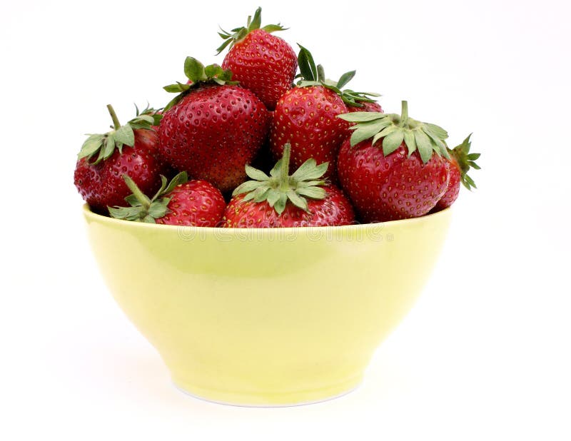 Morango em um copo amarelo imagem de stock. Imagem de grande - 31641149
