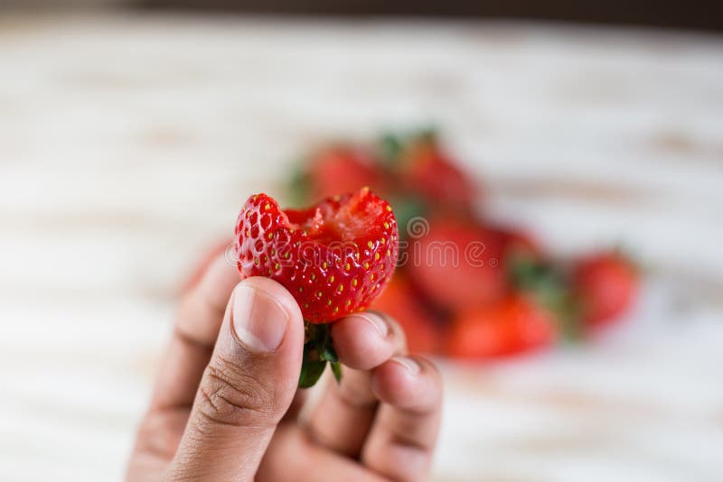 Morango mordida disponivel imagem de stock. Imagem de naughty - 56447421