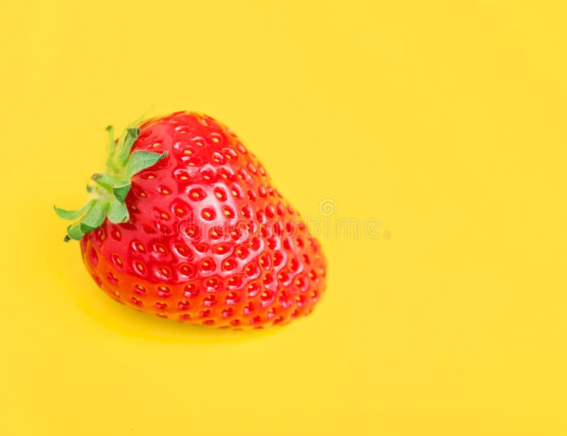 Morango no fundo amarelo foto de stock. Imagem de fruta - 116302958
