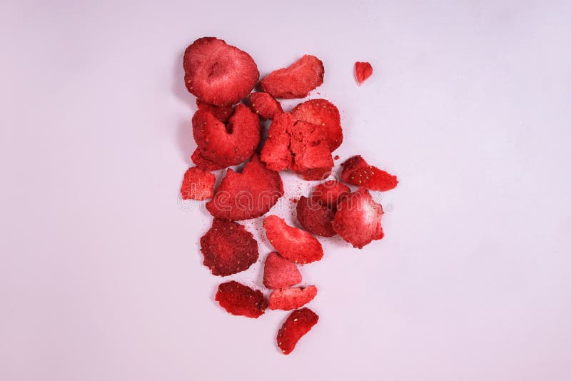 Morango Seco Sublimado Sobre Fundo Rosa Foto de Stock - Imagem de ...