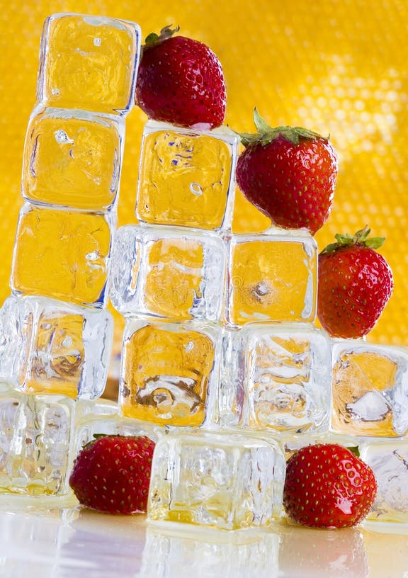 Morangos frias com mel imagem de stock. Imagem de alaranjado - 2169043