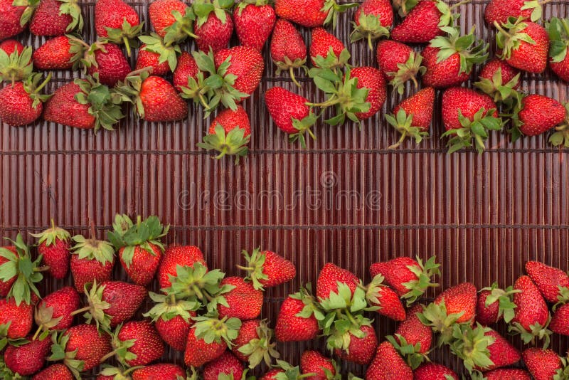 Morangos Que Encontram-se Na Esteira De Bambu Foto de Stock - Imagem de ...