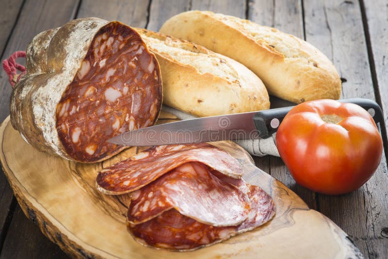 Morcon, Eine Spanische Wurst Mit Brot Und Tomate Stockfoto - Bild von ...