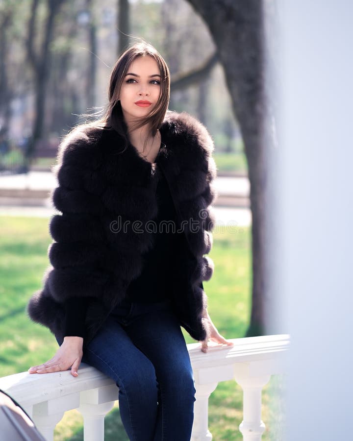 Morena Modelo Posando En El Soleado Parque Imagen de archivo - Imagen ...