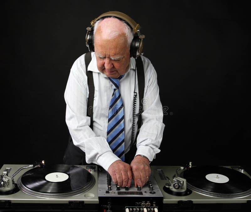 Dj-granny fotografering för bildbyråer. Bild av aktör - 5117739