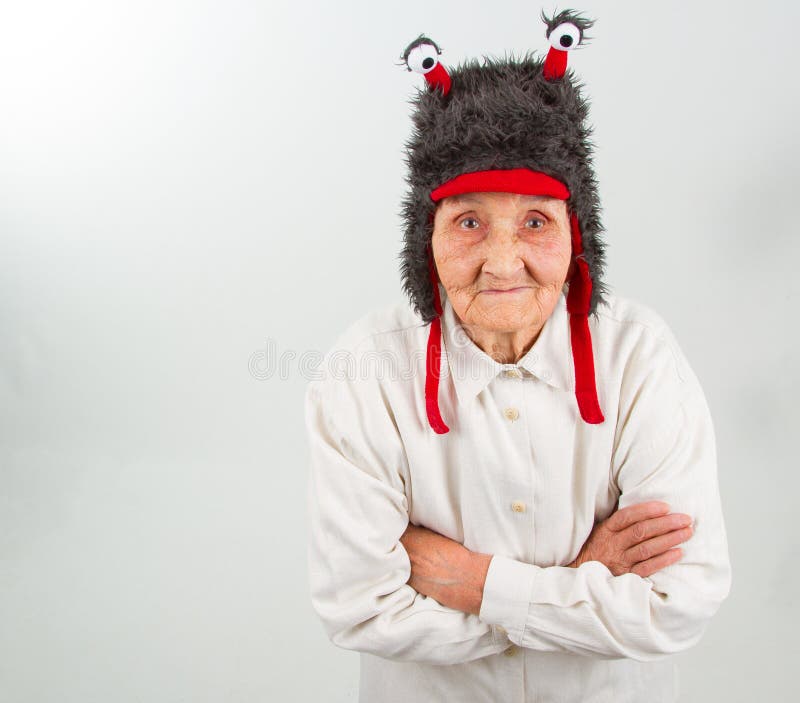 Mormor i rolig hatt fotografering för bildbyråer. Bild av kopia - 45371695