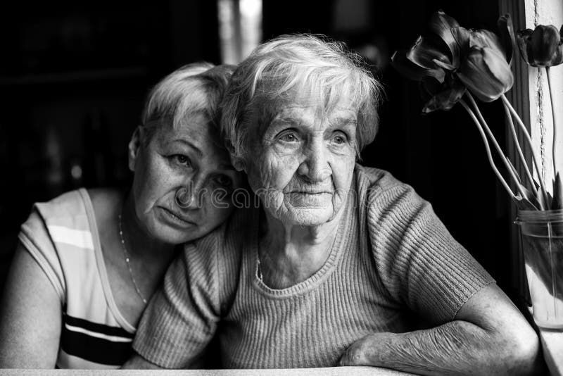 Äldre Kvinnlig Mormor Med Hennes Vuxen Dotter Svartvit Bild Arkivfoto