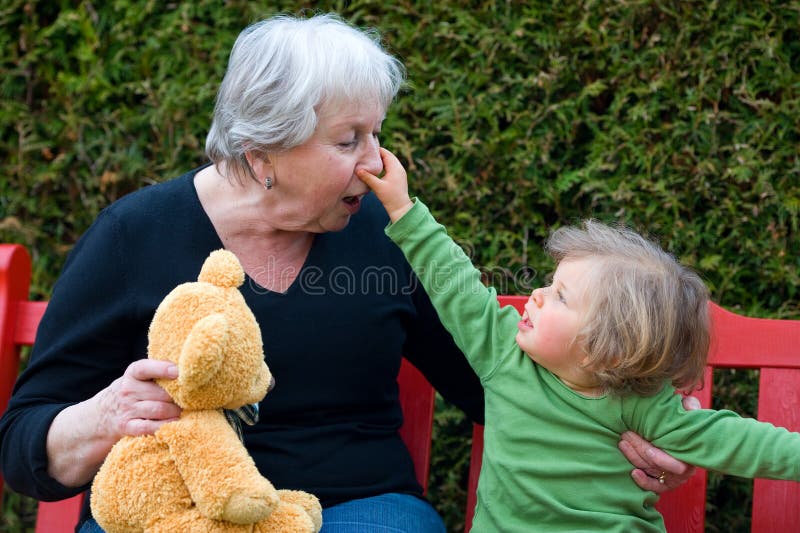 Mormor och barnbarn arkivfoto. Bild av festligt, förmögenhet - 31129938