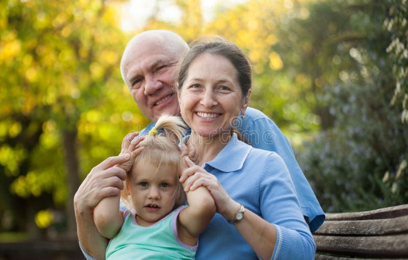Mormor Och Morfar Med Liten Grandaughter Arkivfoto - Bild av morfar ...