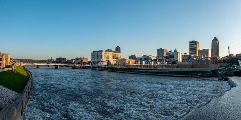 Morning in des moines iowa editorial image. Image of downtown - 305617455