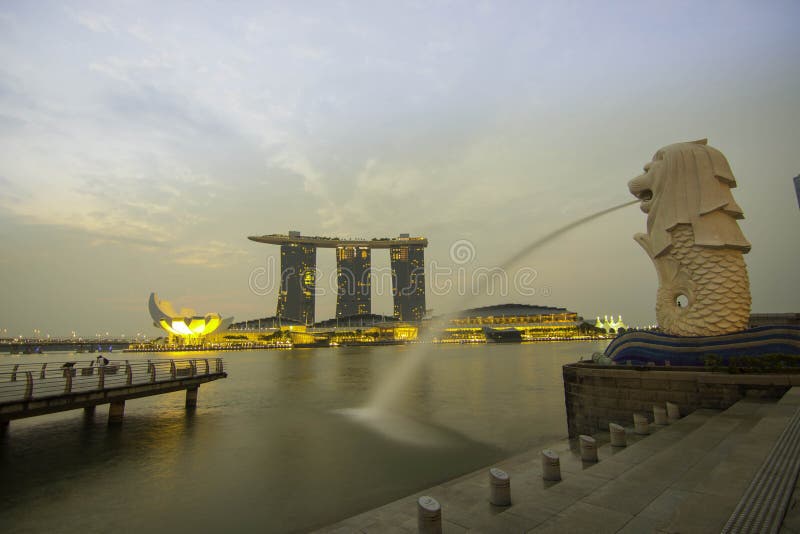 Morning in marina bay editorial image. Image of scene - 44464525