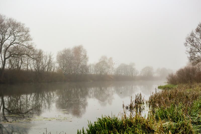 Morning mist on the river stock image. Image of brume - 140157053