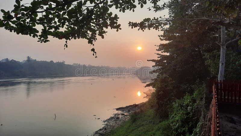 Morning Sunlight on the Edge of the River Wrapped in Cold Dew Mist ...