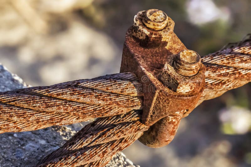 Morsetto Di Rusty Steel Cable with Corroded Fotografia Stock - Immagine ...