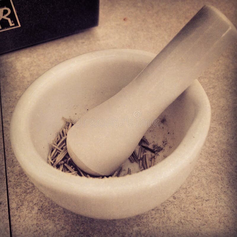 Mortaio e pestello immagine stock. Immagine di frantumazione - 57713289