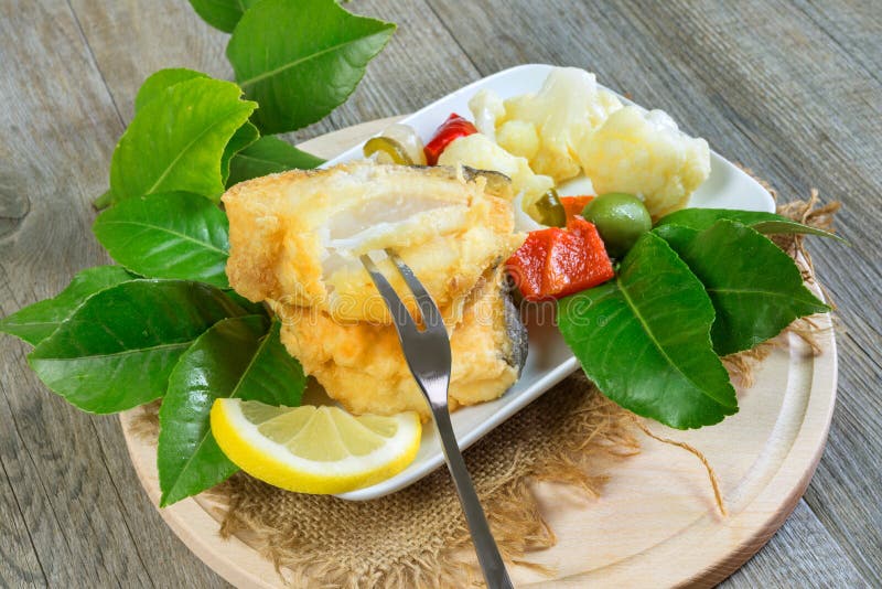 Morue frite photo stock. Image du morue, laitue, vert - 24992178