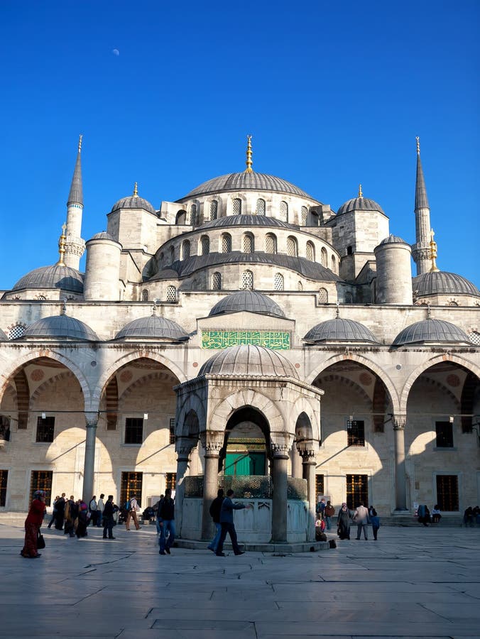 Moschea blu in primavera immagine stock. Immagine di cupola - 31629413