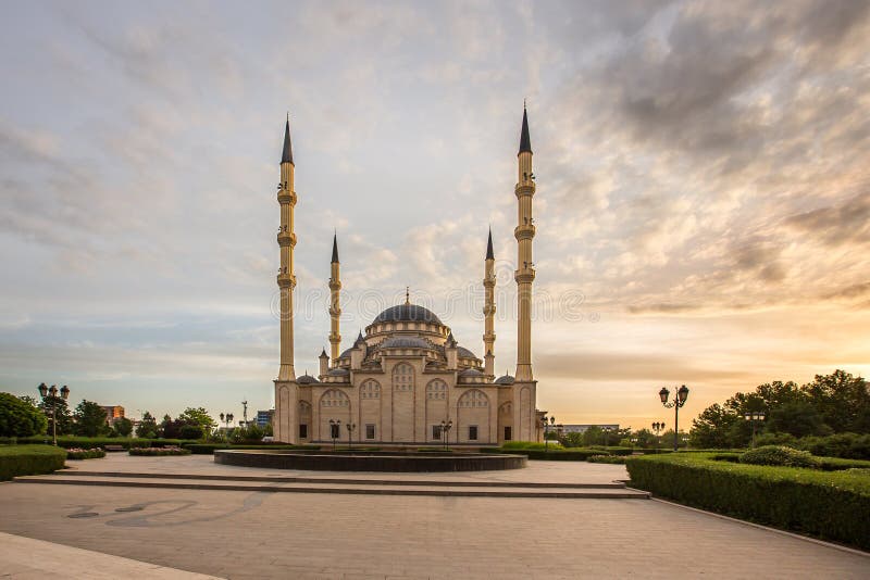 Moschee Das Herz Von Tschetschenien- Und Grosny-Stadt Nachts Stockfoto ...