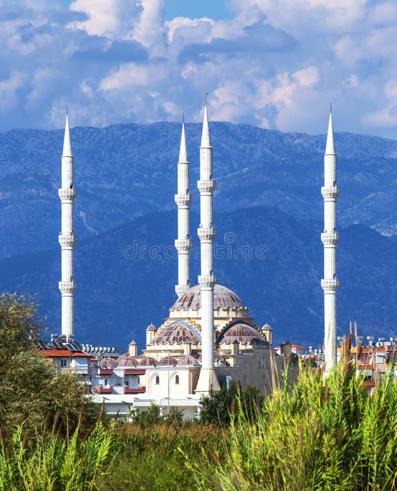 Moschee in Manavgat stockfoto. Bild von moschee, berge - 78107884