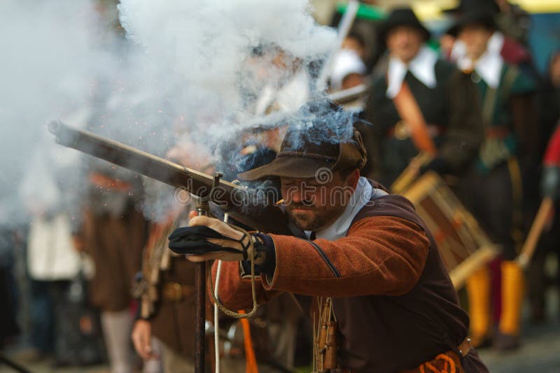 Moschettiere Che Inforna Un Arquebuse Fotografia Editoriale - Immagine ...