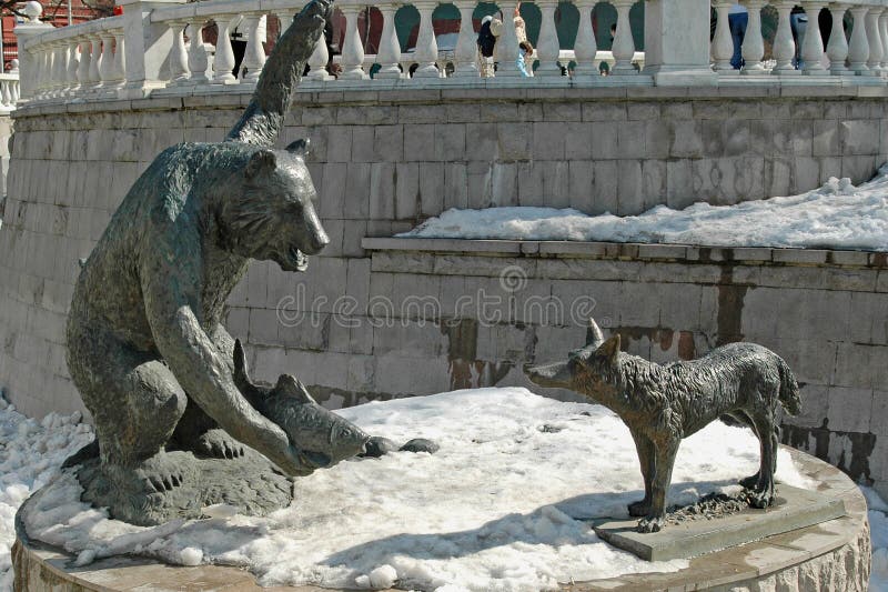 Bear and Wolf Statue, Alexander Garden, the Kremlin, Moscow, Russia ...