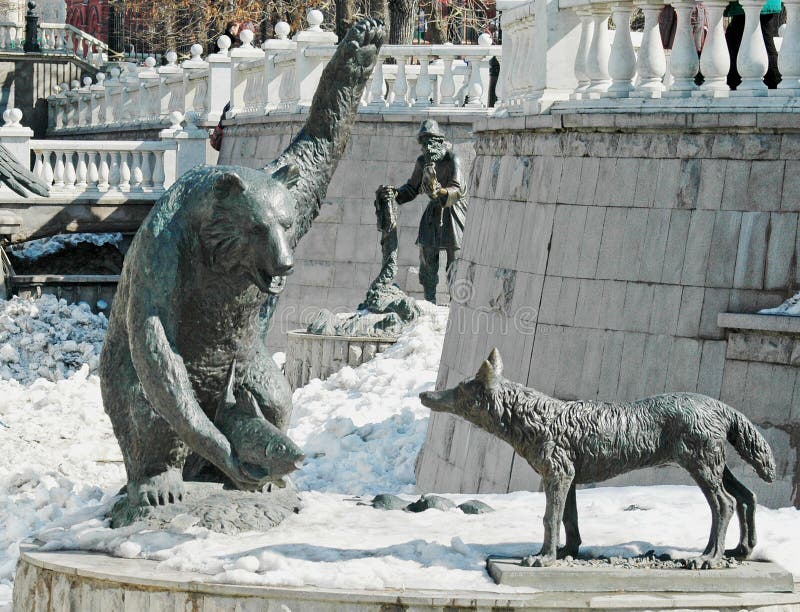 Bear and Wolf Statue, Alexander Garden, the Kremlin, Moscow, Russia ...