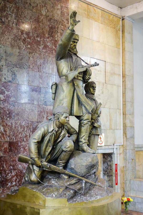 Moscow metro editorial stock image. Image of statue, moscow - 73491644