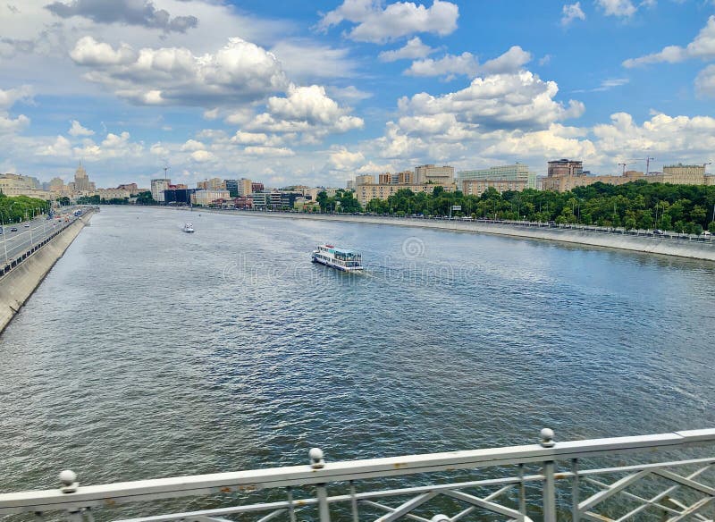 Moscow River editorial stock photo. Image of park, beautiful - 190156893