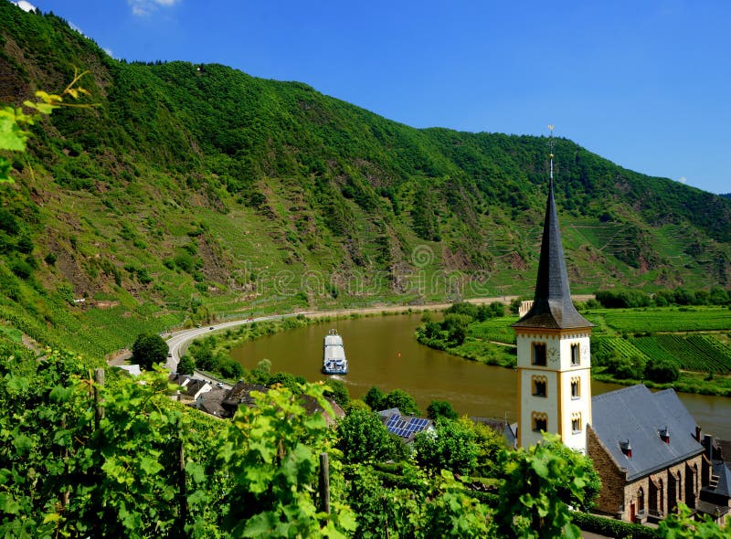 Mosel-Fluss redaktionelles stockfotografie. Bild von hügel - 43069677