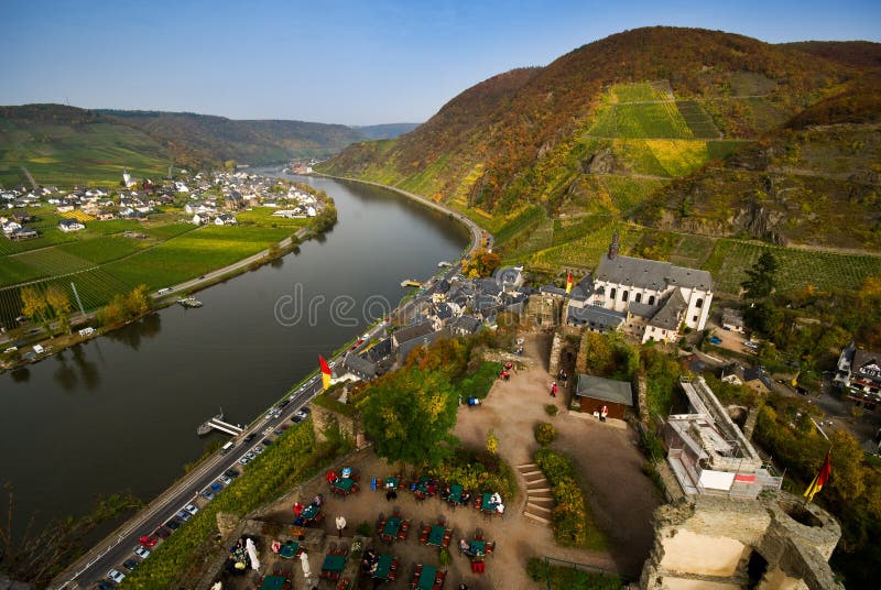 Mosel-Fluss-und -weinberg-Landschaft Bei Piesport Rheinland-Pfalz ...