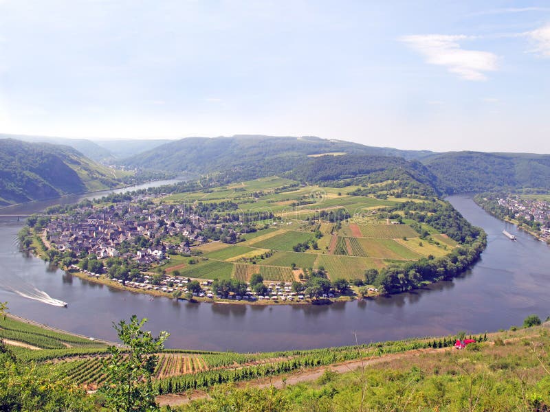 Der Mosel-Fluss Fließt Die Alte Stadt Von Metz, Frankreich Durch ...