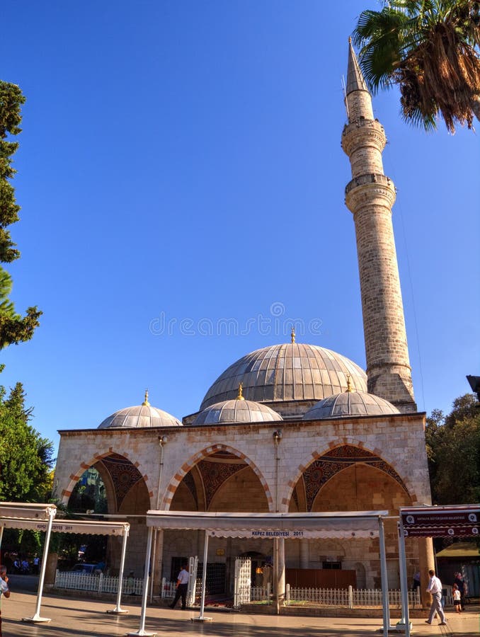 Moskee in Antalya, Turkije redactionele foto. Image of klippen - 52555276