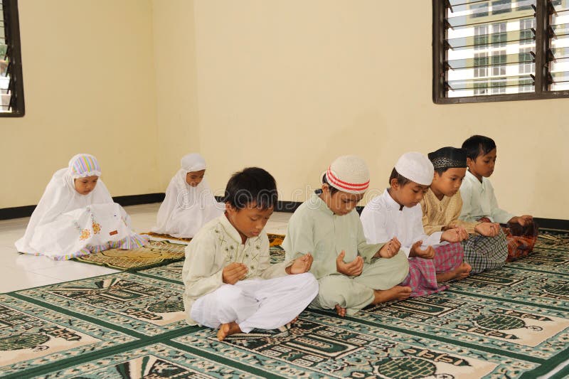 Moslemische betende Kinder stockfoto. Bild von geistig - 7626468