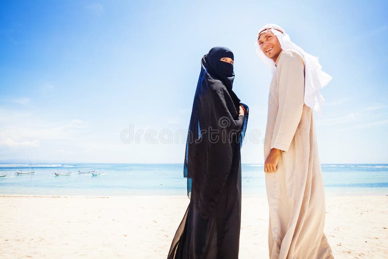 Moslemische Paare Auf Einem Strand Stockfoto - Bild von dubai ...
